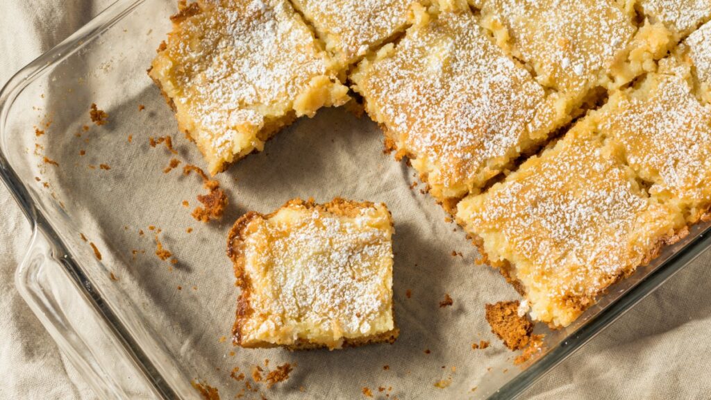 Le meilleur gâteau au beurre gluant est fait avec un mélange à gâteau ...