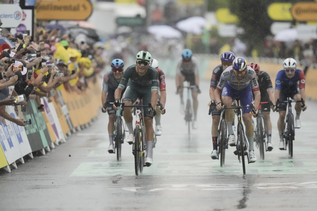 Tour de France: Milan gagne un sprint de masse devant Meeus - l'automne ...