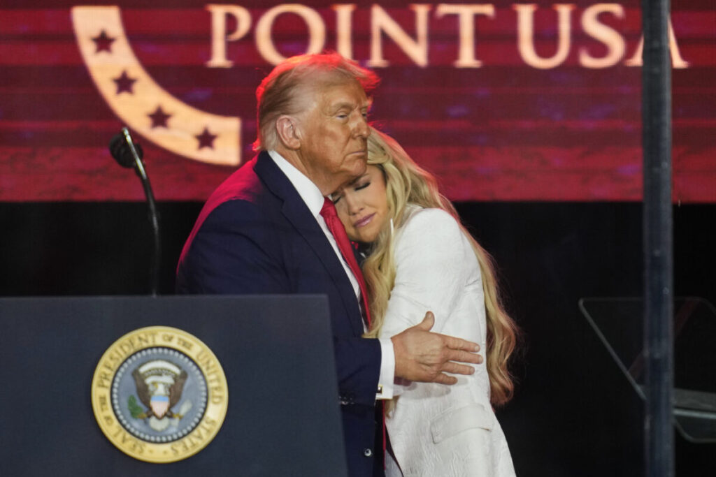 La veuve de Charlie Kirk à la poitrine de Donald Trump | Vie Associative