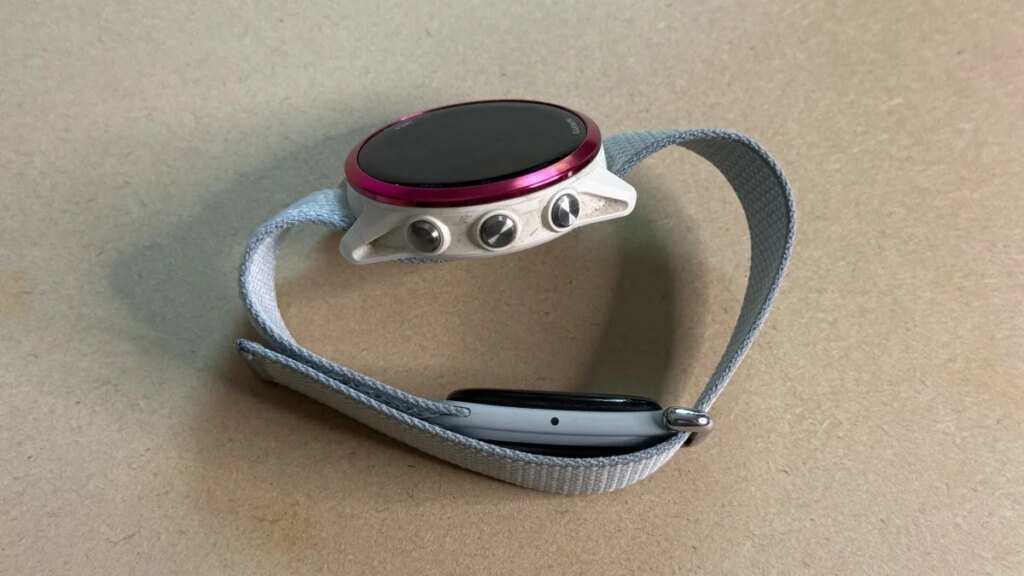 Oui, vous pouvez mettre votre montre et Fitbit Air sur le même bracelet ...
