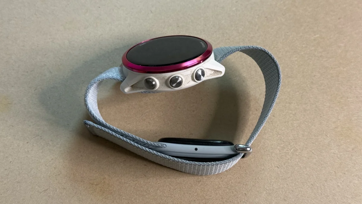 Oui, vous pouvez mettre votre montre et Fitbit Air sur le même bracelet ...